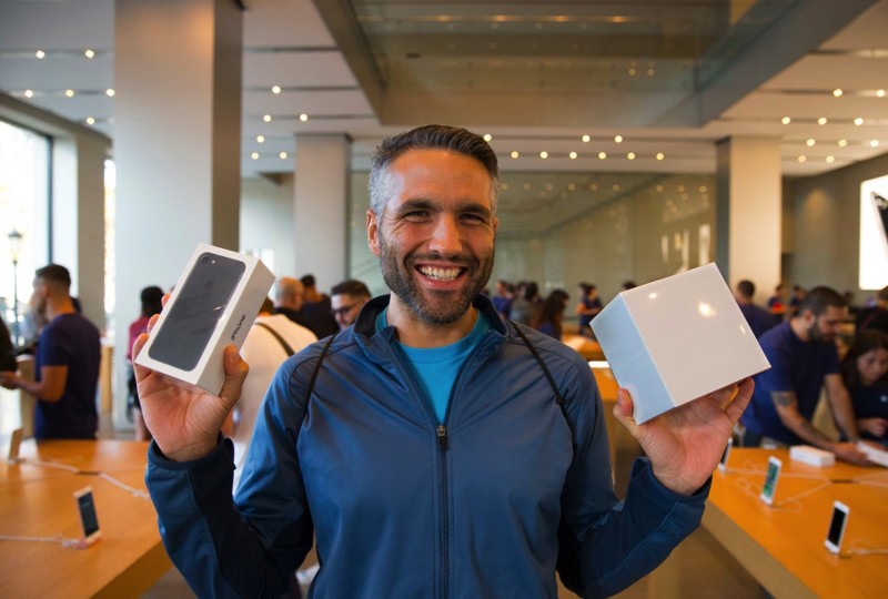 Tim Cook celebrates happy iPhone 7, Apple Watch 2 buyers | Cult of Mac