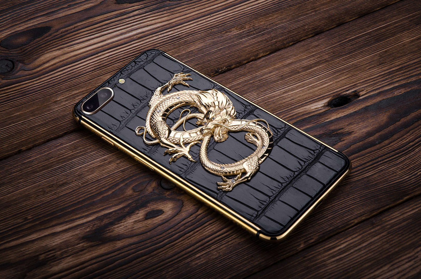 Ukrainian craftsman takes iPhone into new badass gilded era