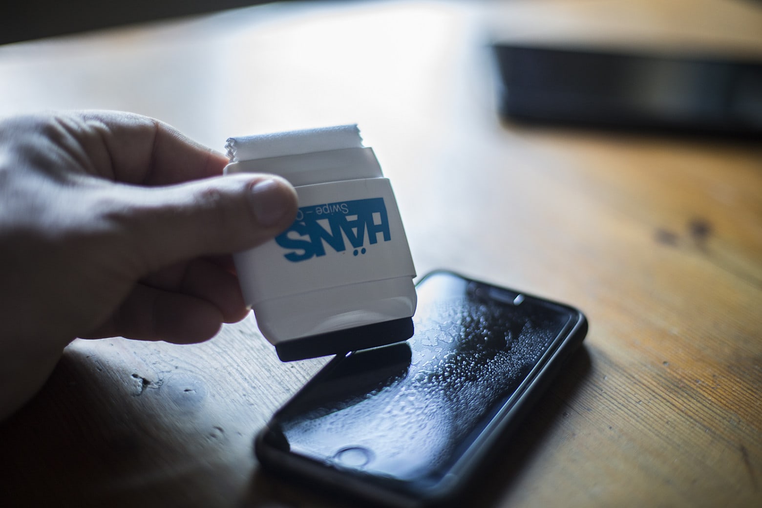 Häns Swipe-Clean review: A potent 2-in-1 weapon against screen germs