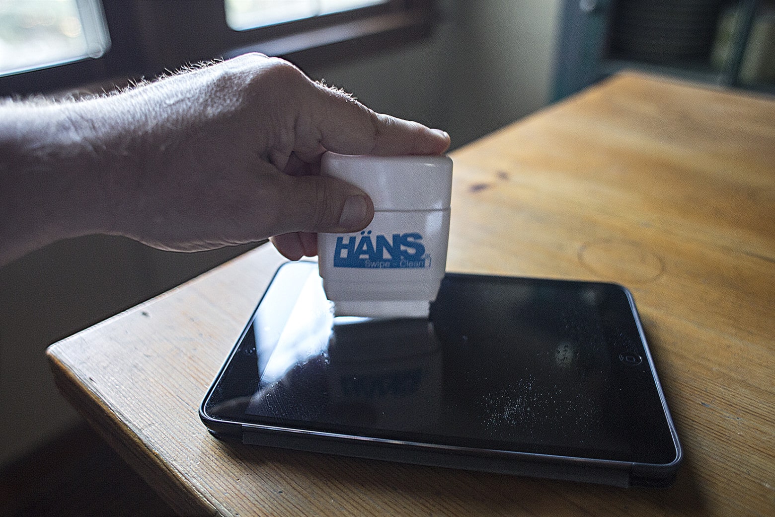 Häns Swipe-Clean review: A potent 2-in-1 weapon against screen germs