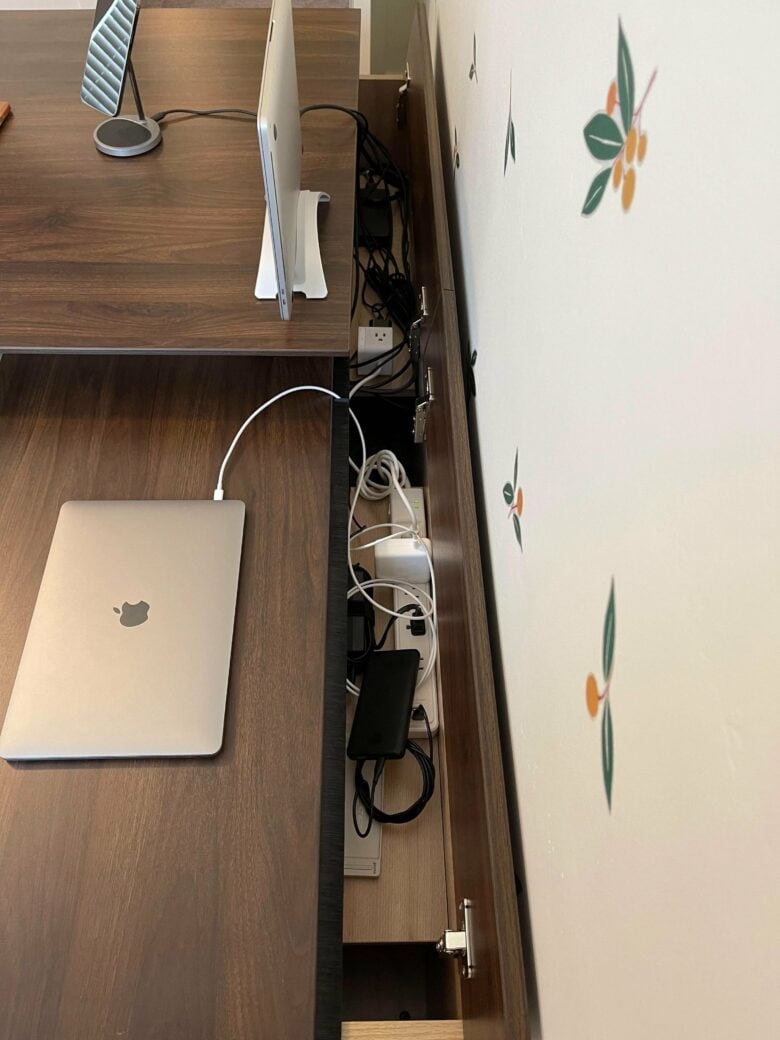 Dual-display home office relies on built-in cable management [Setups ...