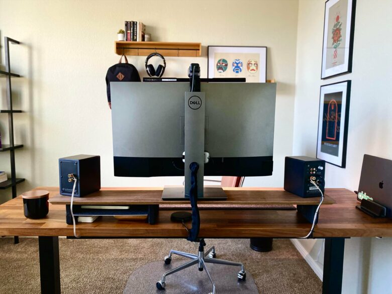Pristine design workstation's keys to clean cable management [Setups ...