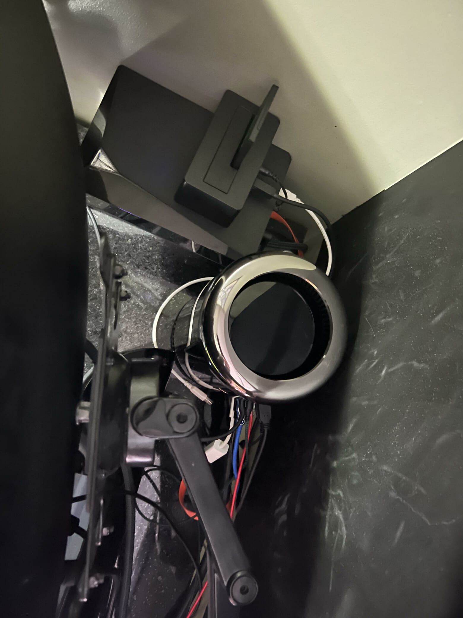 Trash can Mac Pro bathes in vintage Apple posters' glory [Setups ...