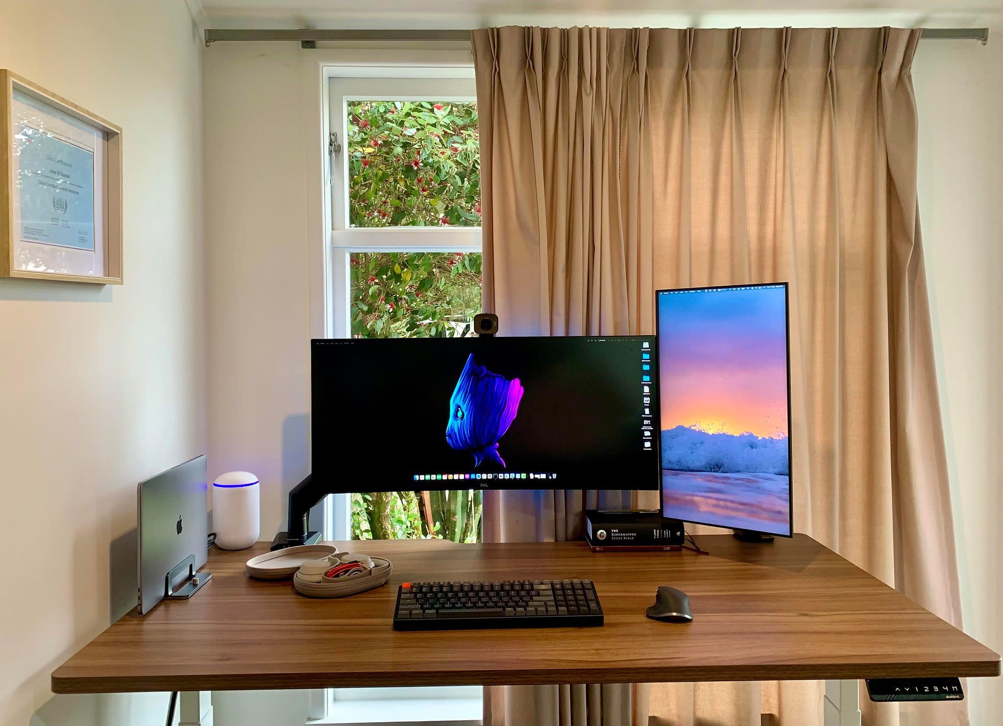 MacBook Pro drives dynamic, well-mounted displays [Setups] | Cult of Mac