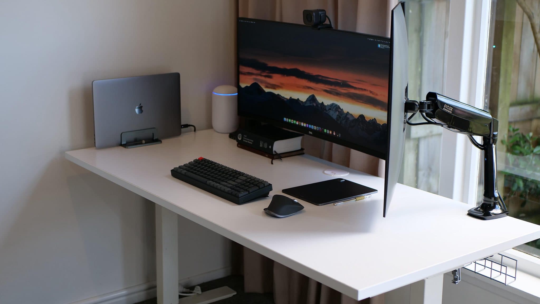 MacBook Pro drives dynamic, well-mounted displays [Setups] | Cult of Mac
