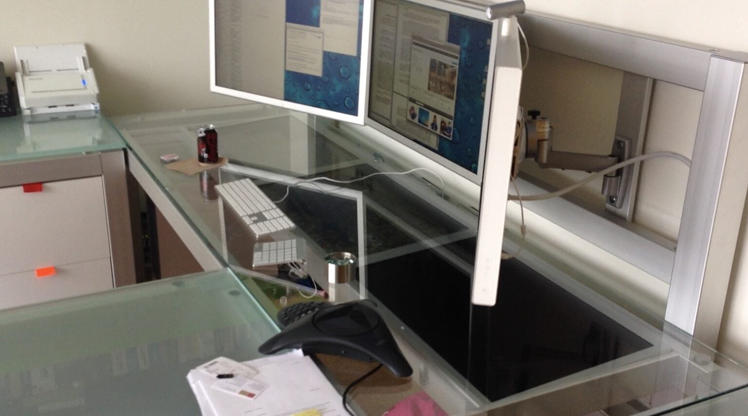 85-inch screen towers over 3 Cinema Displays under glass [Setups ...