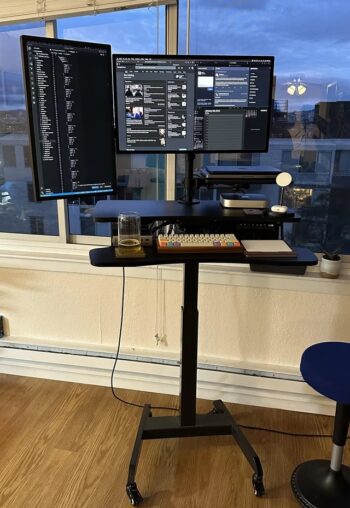 M2 Mac mini drives dual displays in rolling rig [Setups] | Cult of Mac