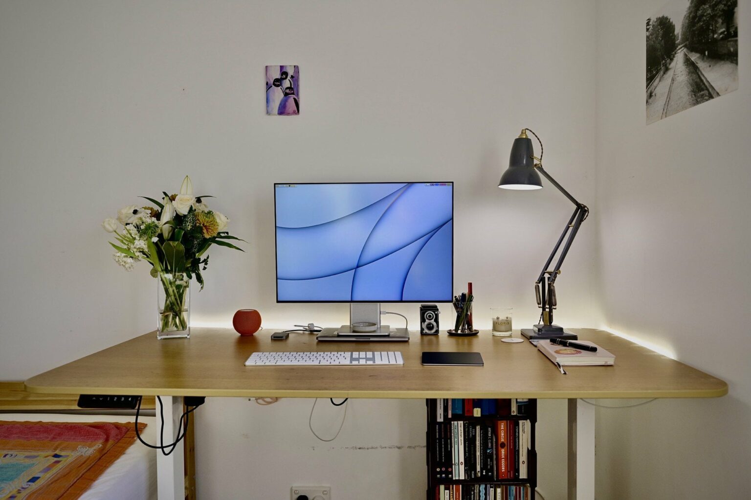 A MacBook Pro Makes A Questionable Monitor Stand Setups Cult Of Mac A MacBook Pro Makes A Questionable Monitor Stand Setups Cult Of Mac