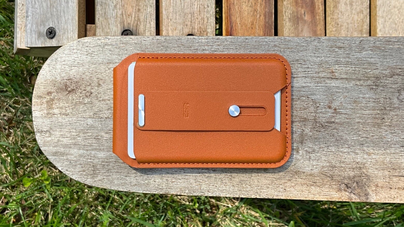 ESR HaloLock Geo Wallet Stand review: iPhone wallet you won't lose