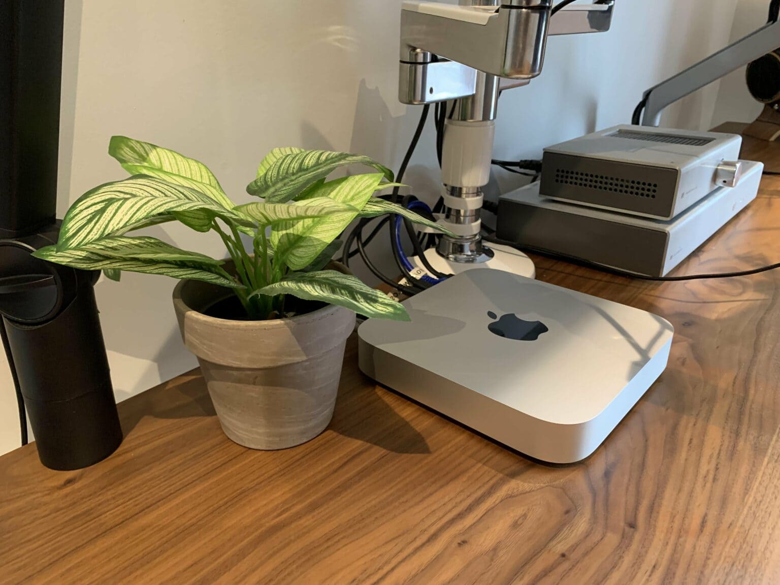 Mac mini drives 3 displays in wild winged formation [Setups] | Cult of Mac