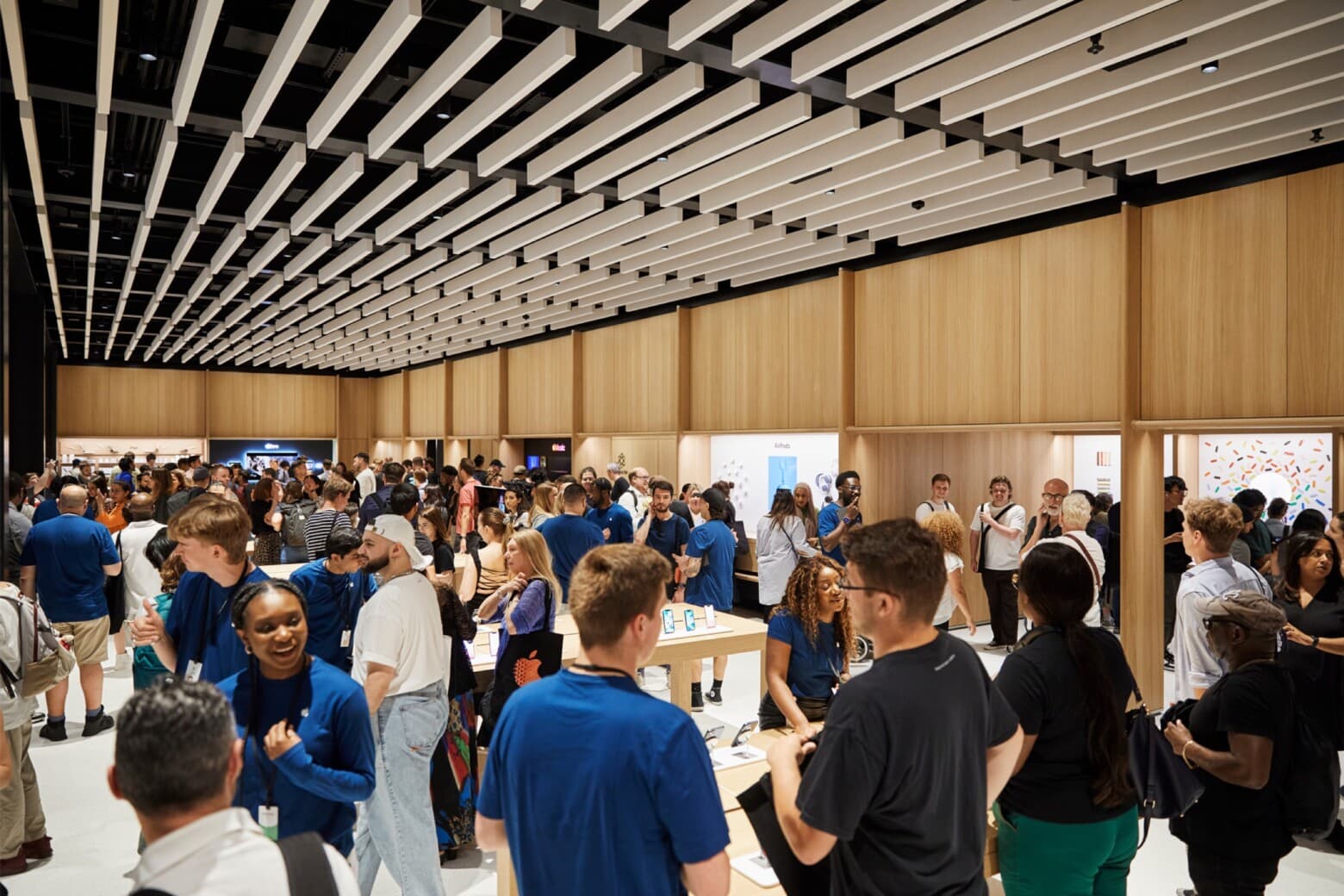 Apple Battersea opens to cheering London crowds | Cult of Mac