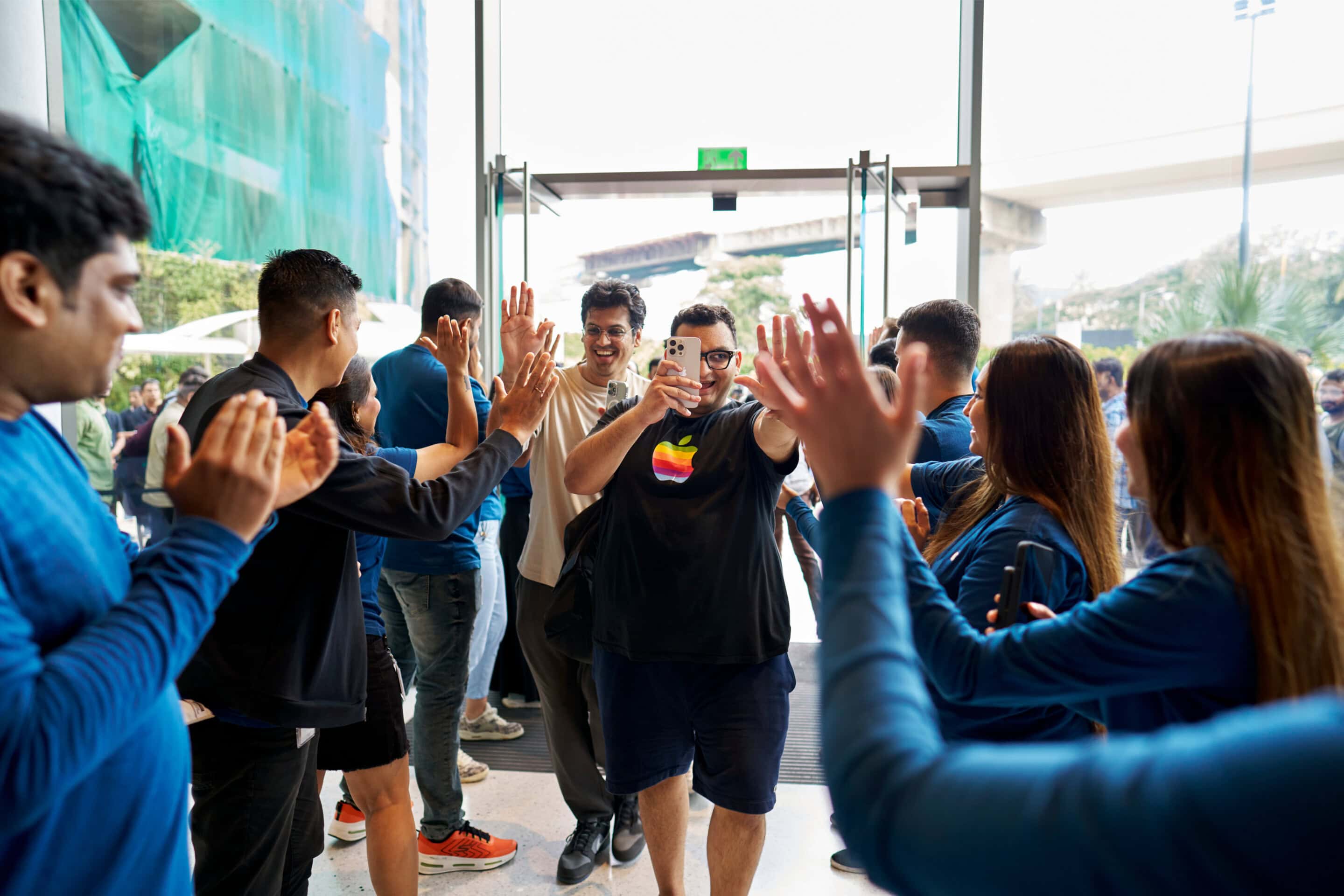 iPhone 16 launch day photos show crowded Apple Stores globally | Cult ...