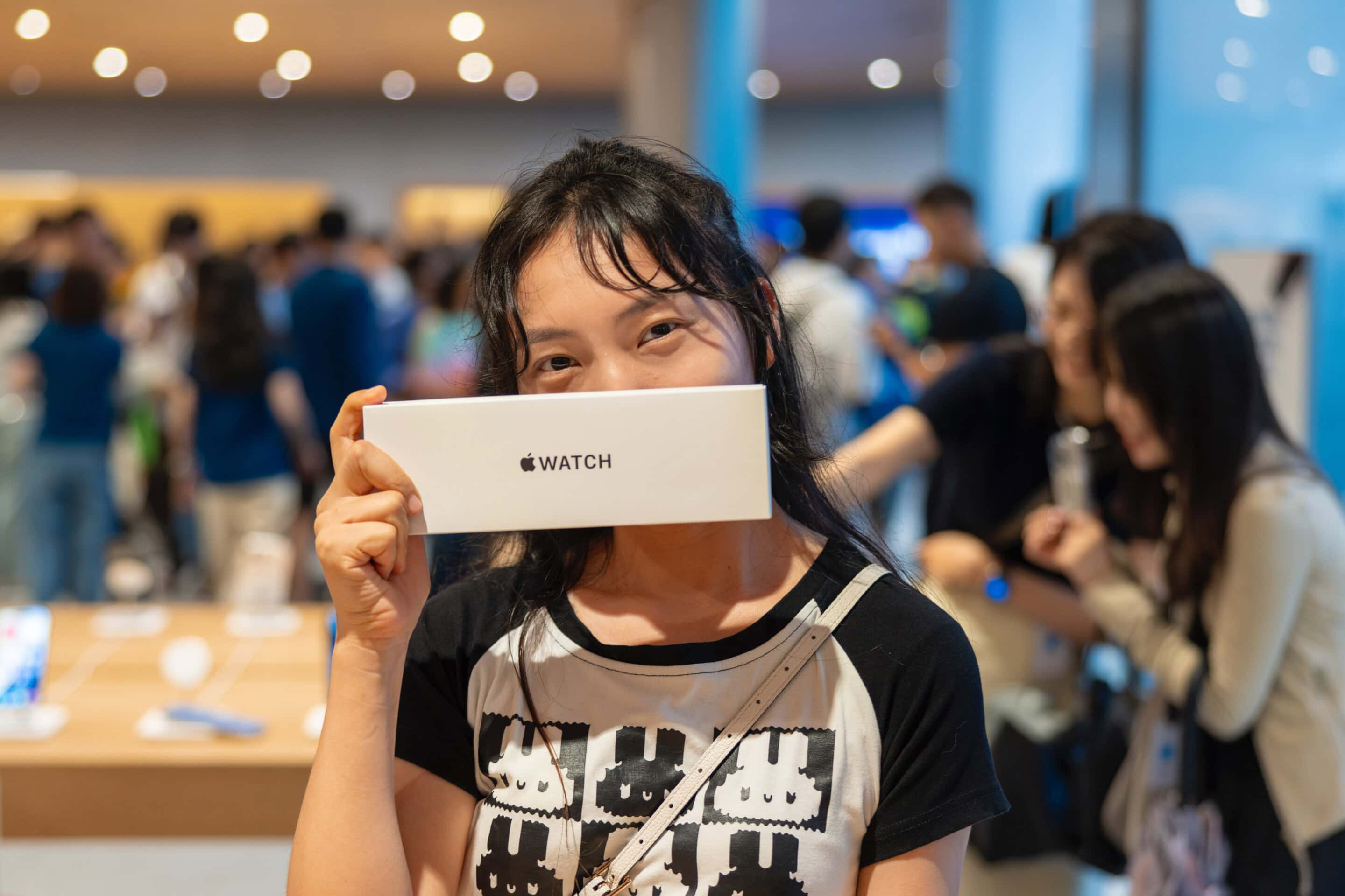 iPhone 16 launch day photos show crowded Apple Stores globally | Cult ...