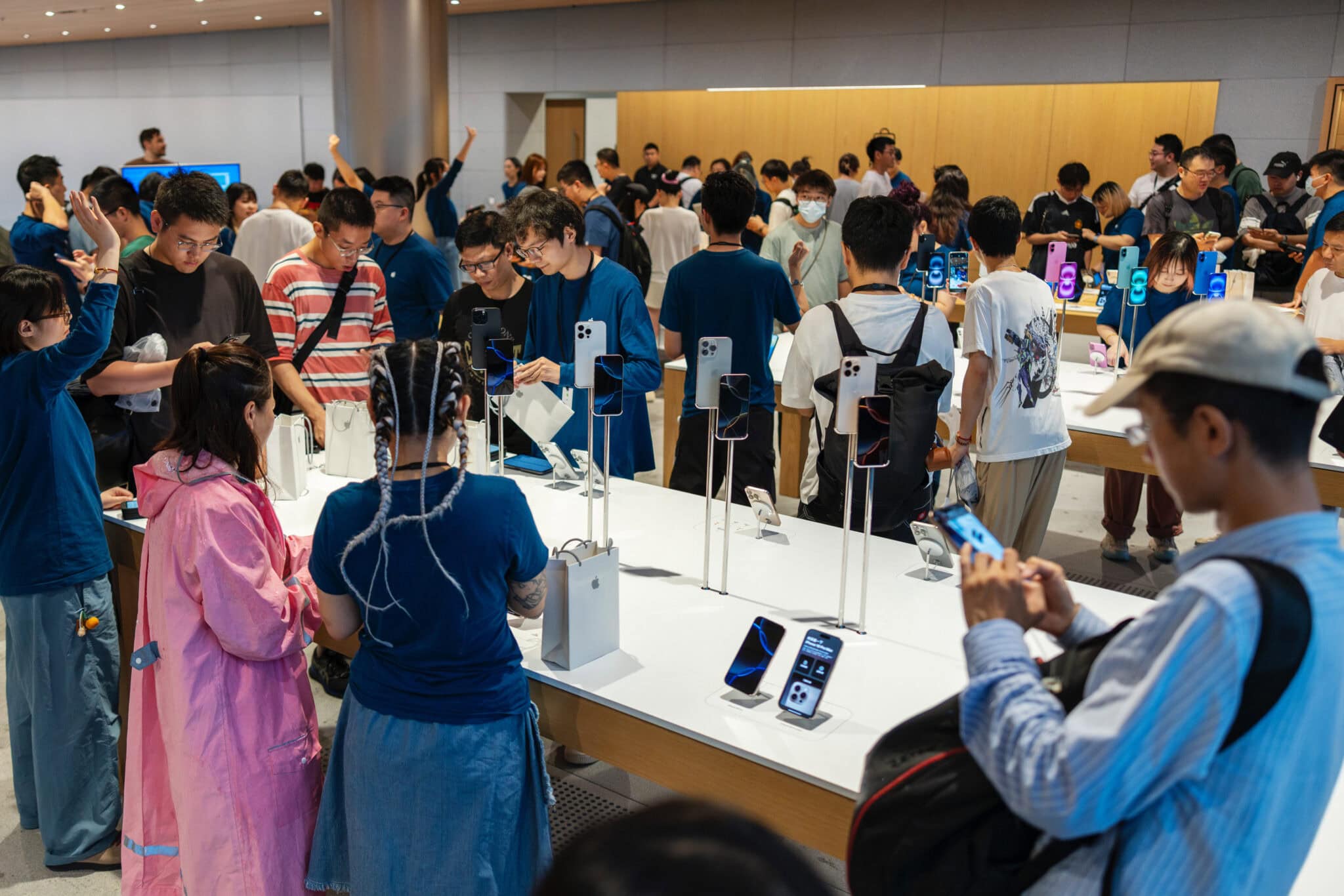iPhone 16 launch day photos show crowded Apple Stores globally | Cult ...